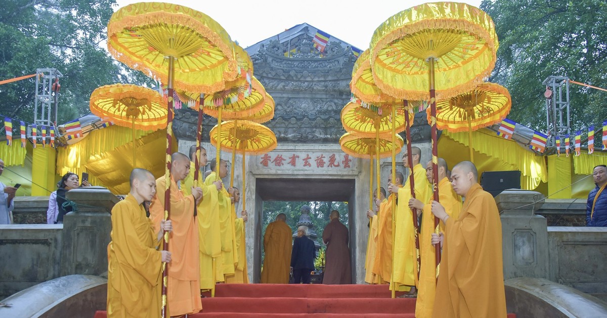 [Video] Tăng Ni, Phật tử các nơi trở về núi Thiên Thai tảo tháp Tổ sư ...