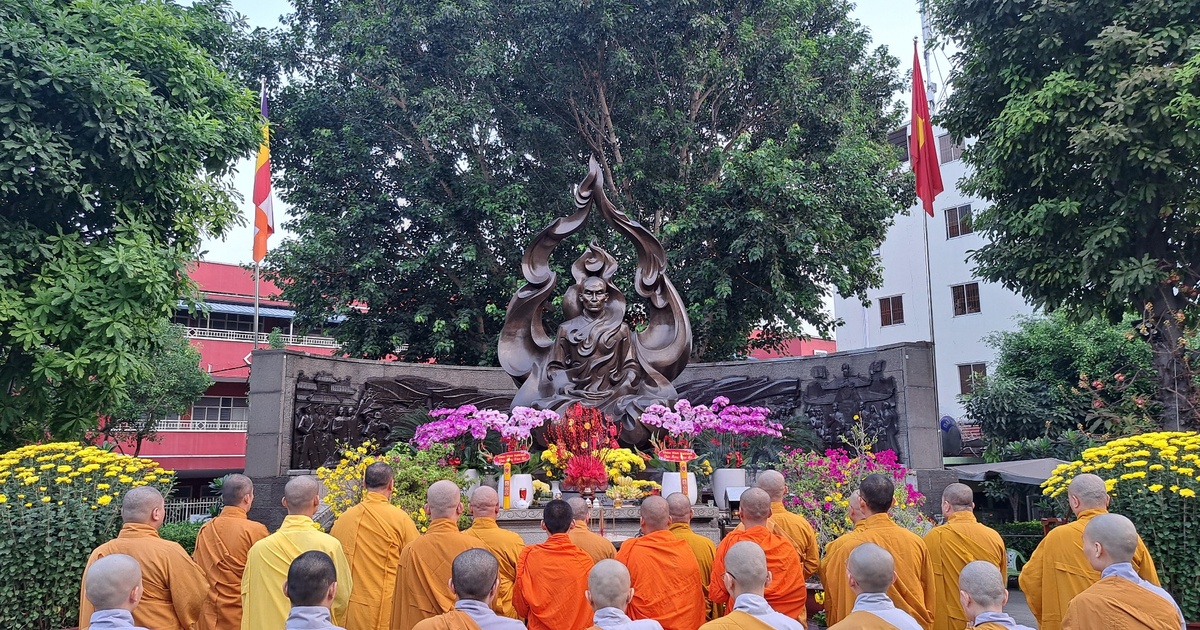 Tăng Ni Q.3 dâng hương tại Tượng đài Bồ-tát Thích Quảng Đức ngày cuối ...