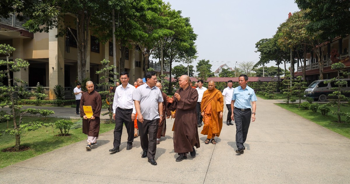 Thứ trưởng Bộ Dân tộc và Tôn giáo Nguyễn Hải Trung khảo sát nơi diễn ra ...