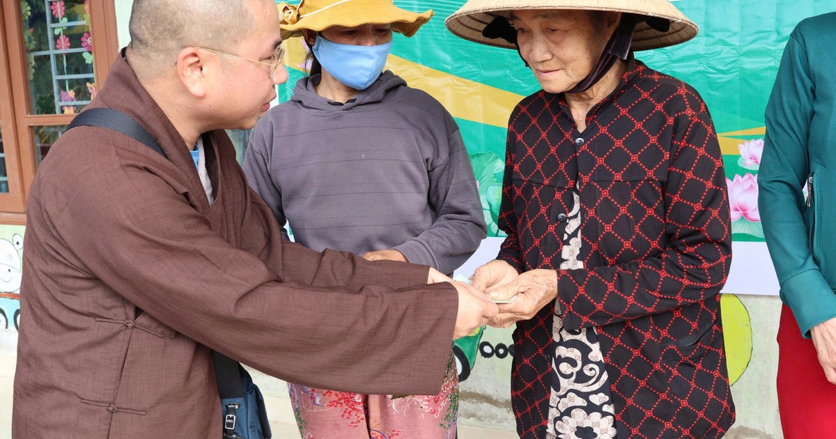 Đoàn thiện nguyện chùa Quang Minh (Đan Mạch) tặng quà cứu trợ đến bà ...