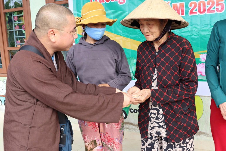 Đoàn thiện nguyện chùa Quang Minh (Đan Mạch) tặng quà cứu trợ đến bà ...